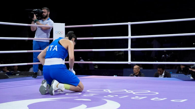 Quem é a boxeadora italiana Angela Carini e por que ela desistiu da ...